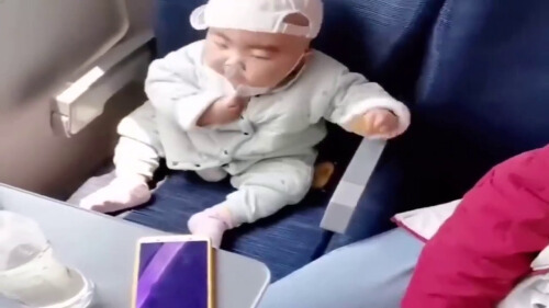 宝宝摘口罩偷吃,动作行云流水一气呵成,是不是也太逗了