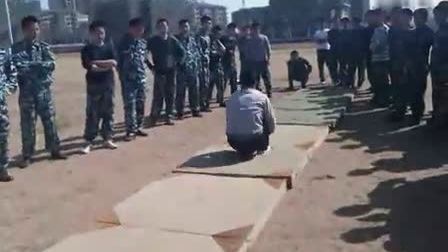 老教师讲授鱼跃前滚翻动作要领,这动作一般人做不了