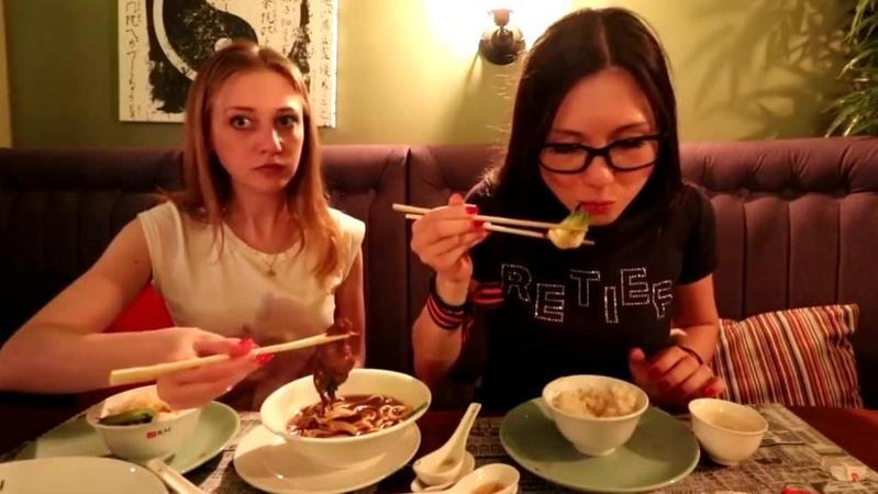 老外在中国:两个俄罗斯美女第一次尝试正宗中国菜