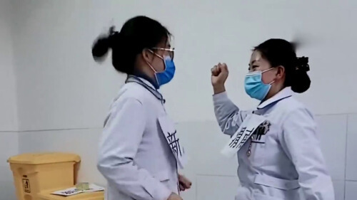 护士小姐姐们演示我们抗击病毒的决心,太实际了!
