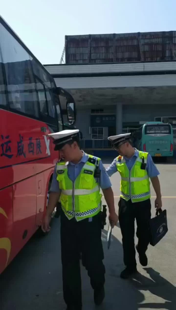 ...同步开展道路交通安全宣传“七进”活动,宣讲了客运车辆不同乘客安...