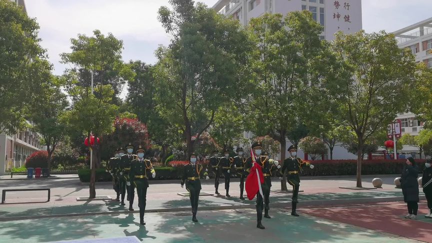 周一大课间升旗仪式之国旗班出旗全过程。#校园生活 #升旗仪式