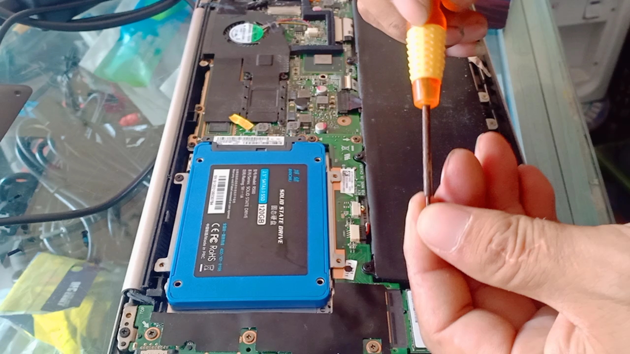 电脑知识:几分钟教会你更换笔记本硬盘,学习会了,自己修电脑省钱