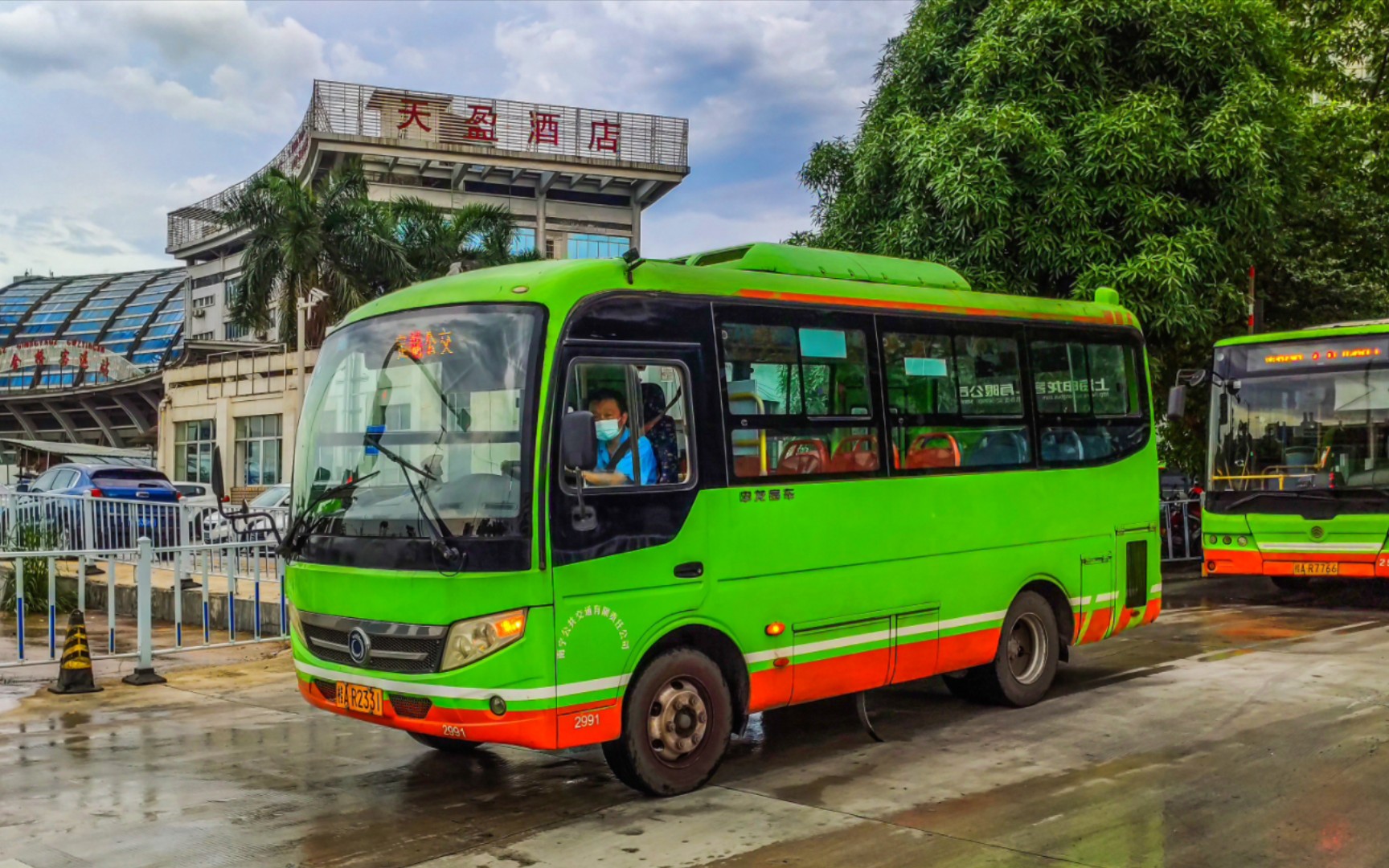 ...南宁W28路线 上海申龙SLK6600UC3GN51 6M级液化天然气 客车 走...