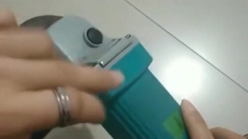 角磨机这样操作可以减少不必要的危险,很实用!