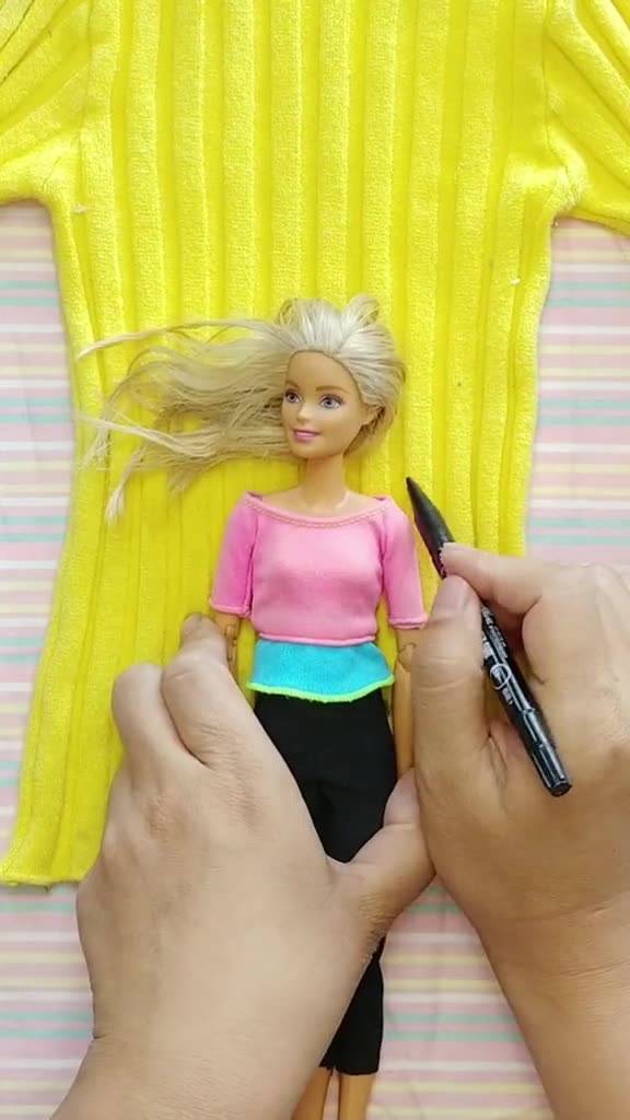 小朋友穿小的衣服给芭比娃娃做两件裙子