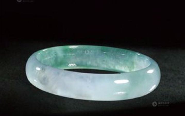 现场赌石:皮壳有花色的翡翠原石,能否切出糯冰翡翠?答案拭目以待!