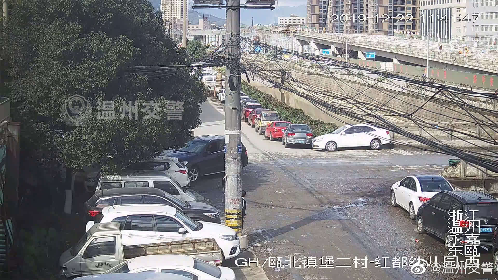 #覆车之戒# 【无视标志逆向行驶 四车相撞你全责!】近日,张某驾驶黑色...
