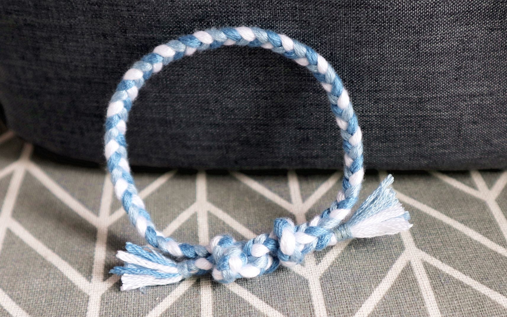 多余的十字绣线废物利用,编成韩式麻花手绳很好看