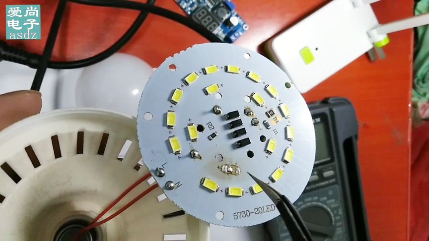 LED灯维修就是这么简单,旧的灯都拿来当宝了随便修修就可以用了