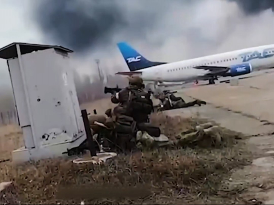 俄乌开战首日:俄空降步兵闪击安东诺夫机场,第一视角复盘整个作战过程