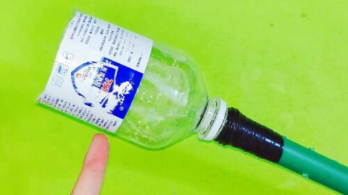 原来把一根水管塞进酒精瓶里,用途这么大,不用花钱用着特别方便