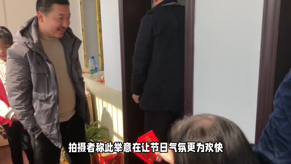 准奶爸举未出生宝宝四维彩超照磕头拜年,创意习俗走红网络。近日,...