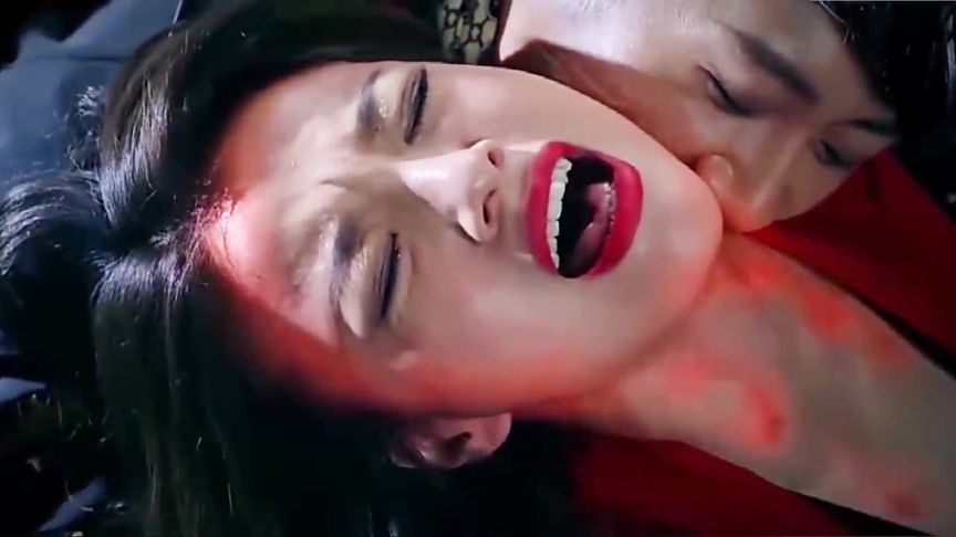 美女被吸血鬼咬了一口,竟然。