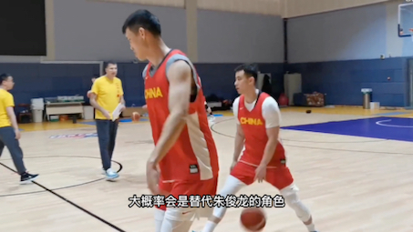 今晚7点45分!中国男篮公开直播,12人浮出水面,9人基本免检