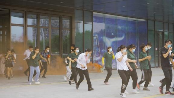 果然视频|开业前消防疏散实战演练,咱为顾客当好"安全官"