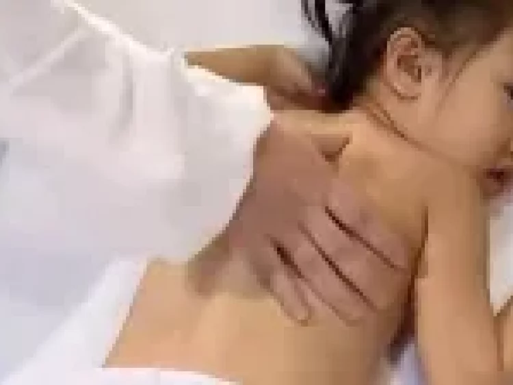 宝宝小儿咳嗽推拿按摩演示讲解手法