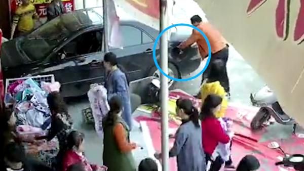 男子驾车冲撞人群,点火后伸进车油箱