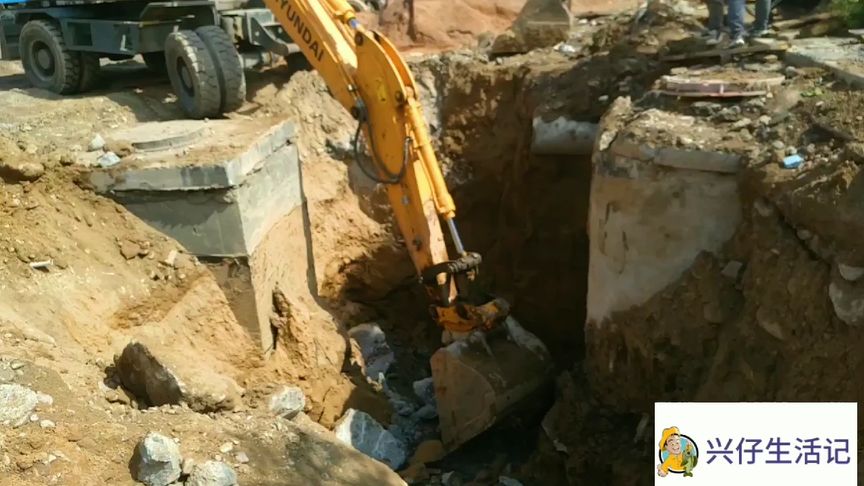 农民工师傅挖污水管,技术还可以。