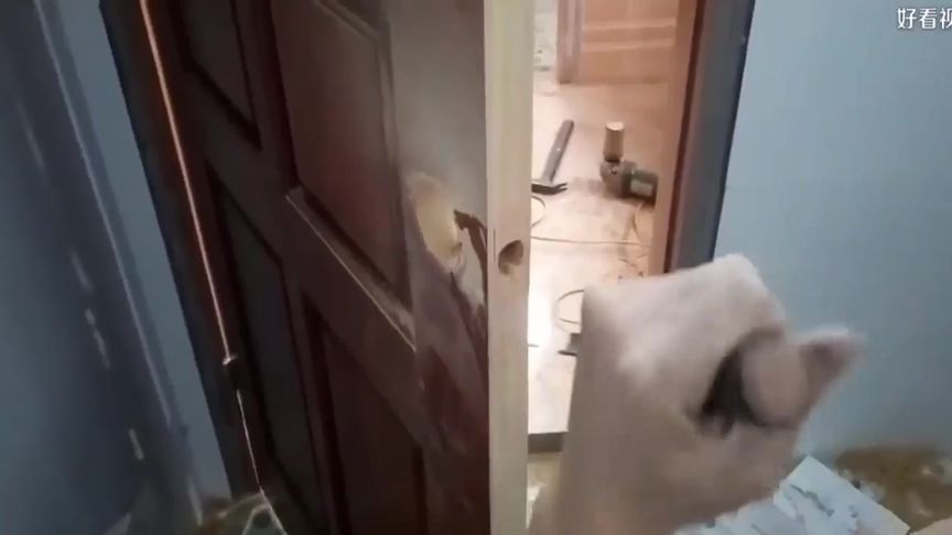 实拍农村师傅给木门装锁,你们家以前肯定也是这样装的!