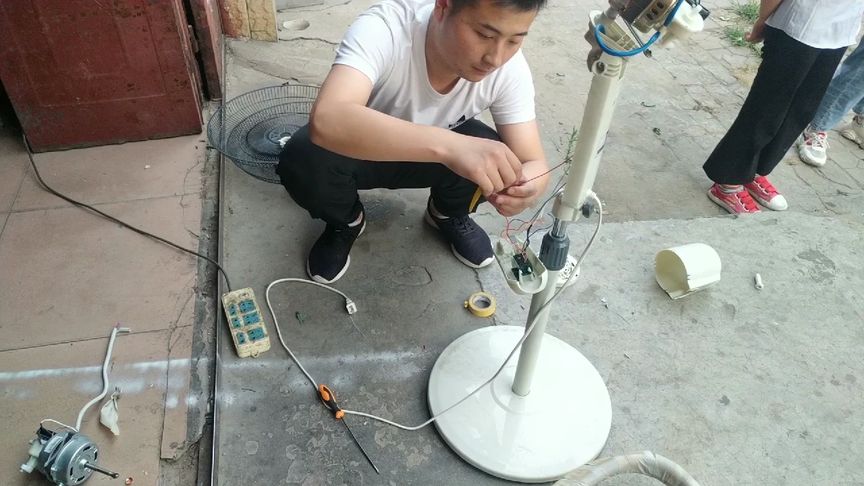 摇头电扇电机坏了,小文为省30块钱手工费,让师傅亲自指点组装