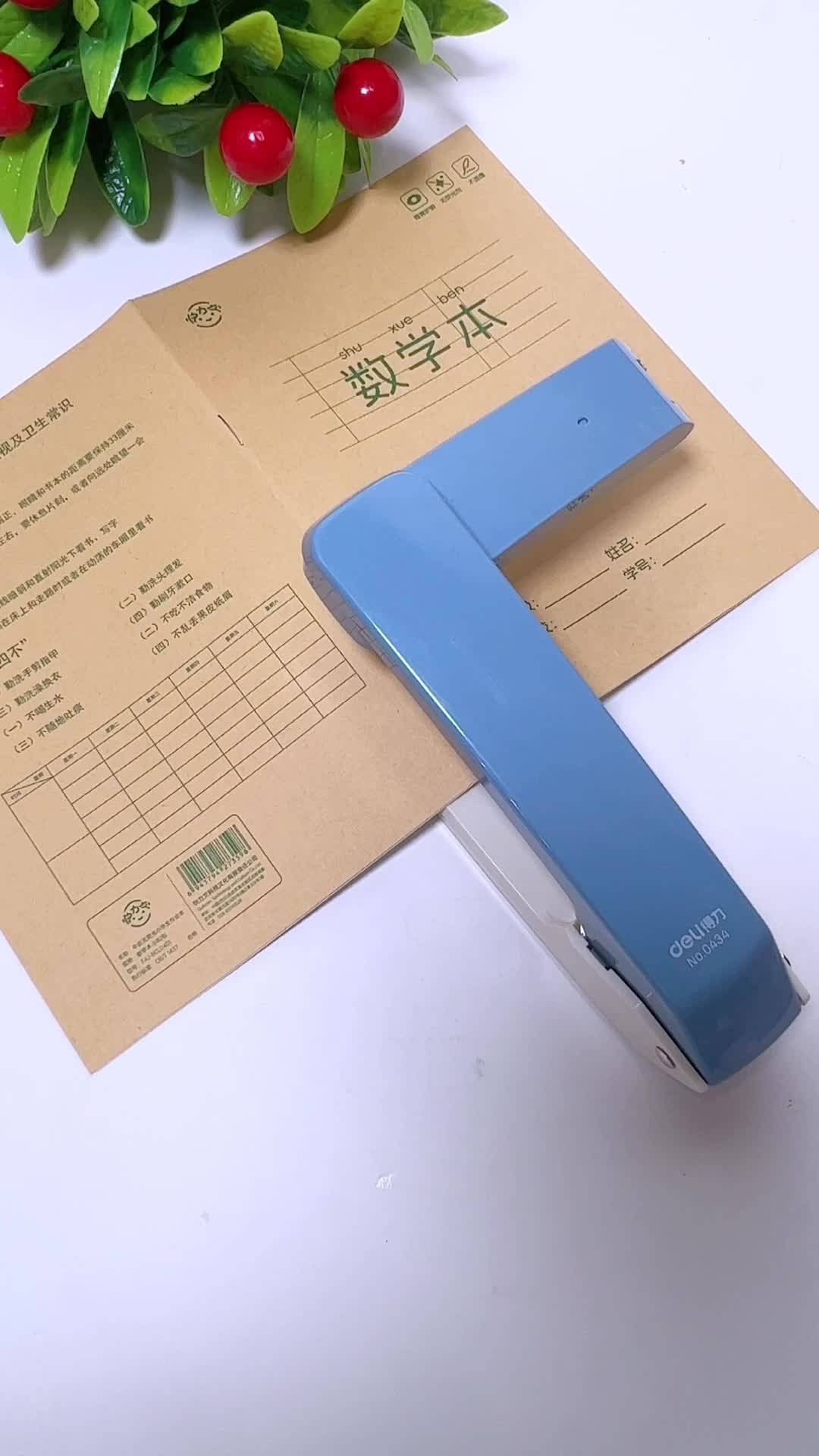 得力家这个订书机还360度旋转,作业本中缝也能轻松装订
