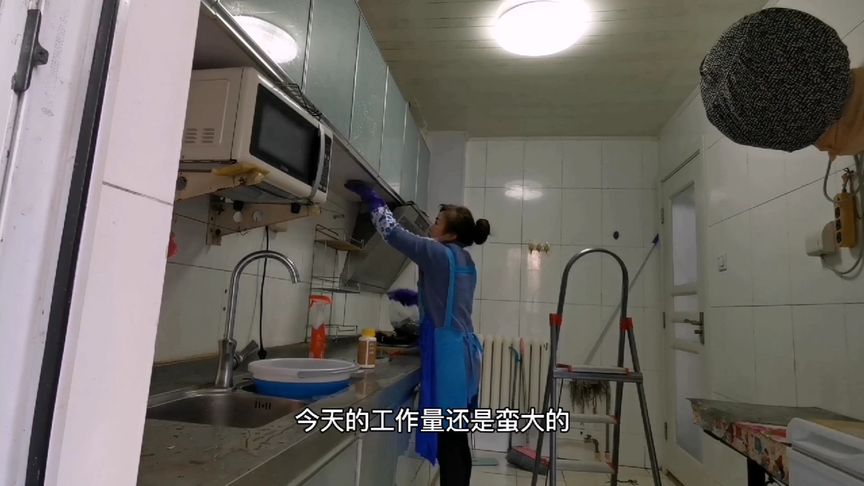 家政阿姨深度保洁4小时收300元,这活又累又脏太难了