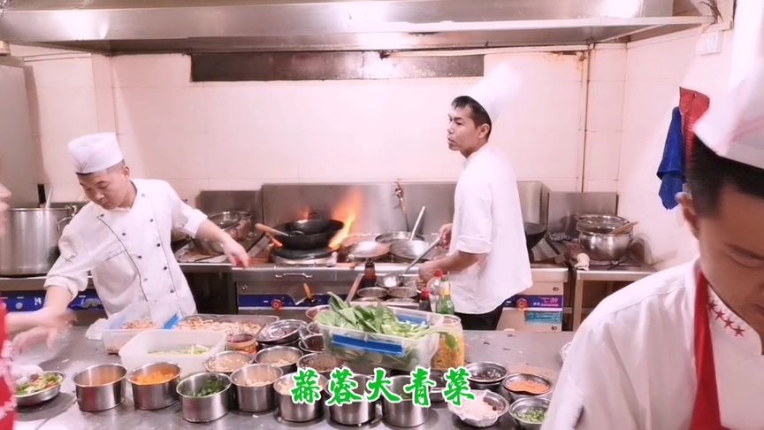 厨房忙碌的炒菜过程中,厨师长犯了啥错?突然心情低落大喊热呀热