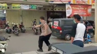印尼疫情越来越严重,警察严抓坏人,不过这警察也太菜了吧