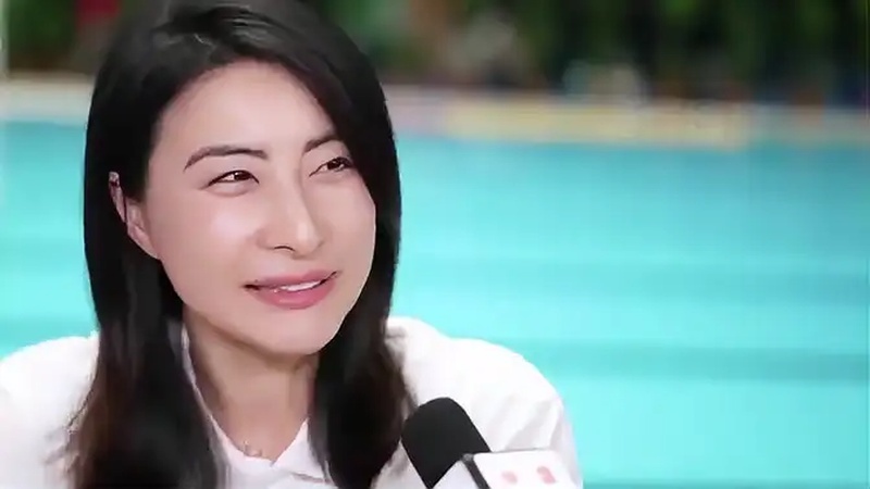 郭晶晶从普通家庭孩子到奥运冠军,嫁入豪门后注重孩子教育获赞