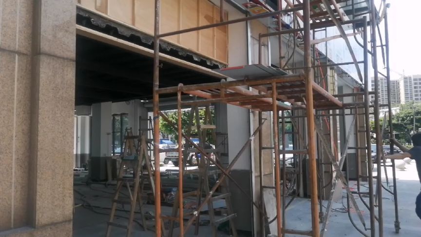 还是来到佛山大沥这个工地弄好一个 还有一个在拆铝合金玻璃门