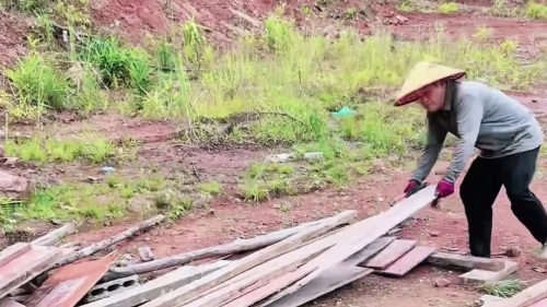 二哥三哥走了后,七舅只能亲自下来制作构造柱模板了