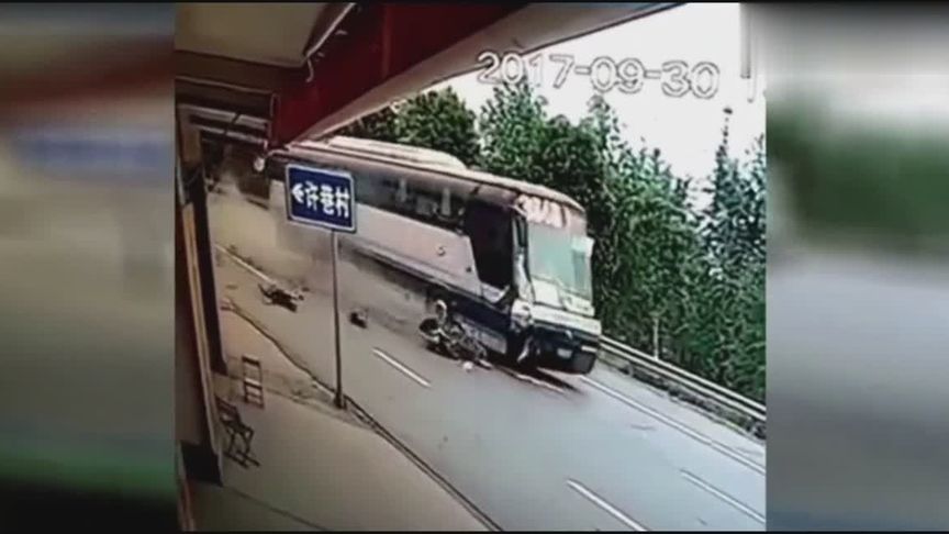 安全警示:电动车随意横穿没想到,会这样被大巴车结束生命