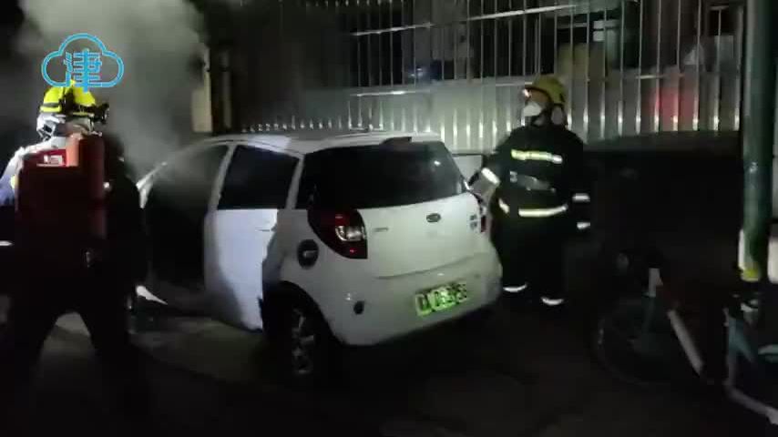 直击现场:电动汽车起火,南开消防扑救! #消防
