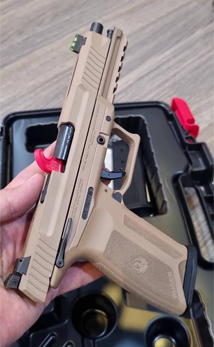 斯特姆·鲁格57半自动 采用20发双排弹匣 搭配绿色光纤瞄准器