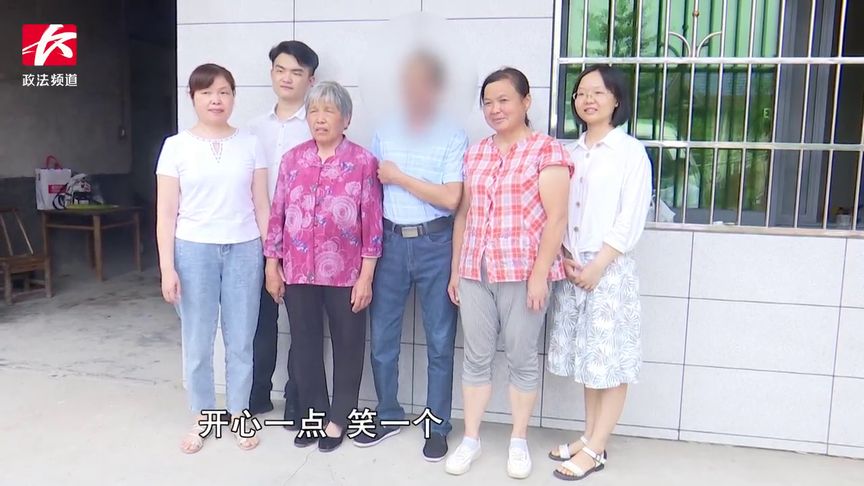 父亲肺癌晚期子女赶回拍下全家福,经济困难曾想放弃医院予以关怀