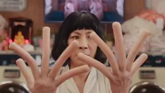 #瞬息全宇宙全球票房破1亿美元#杨紫琼主演的热门影片《瞬息全宇宙...