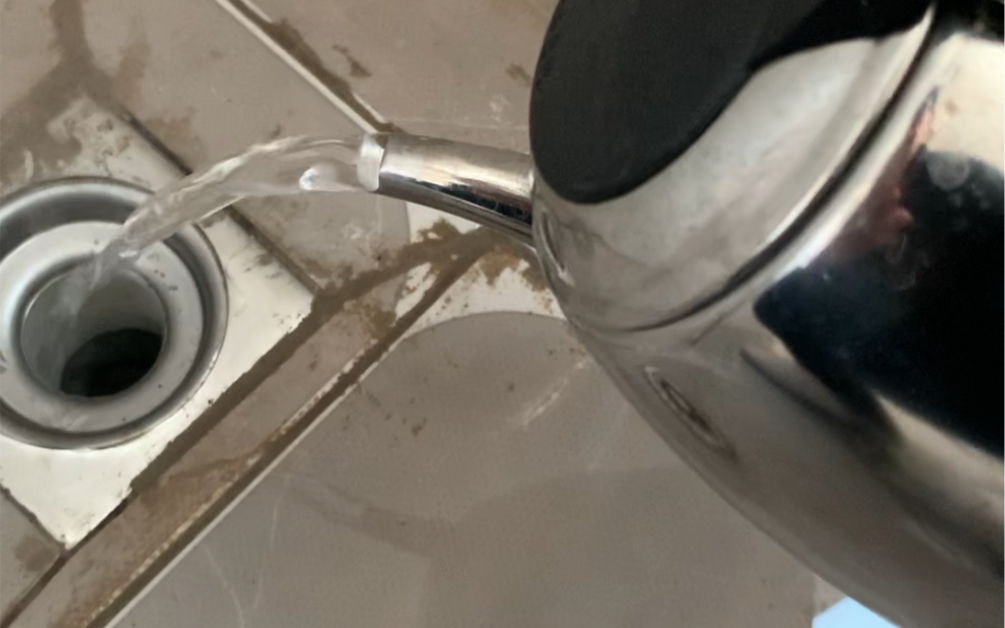 卫生间下水道地漏堵了,网上说小苏打,和白醋,再加开水有用试了一下,还...