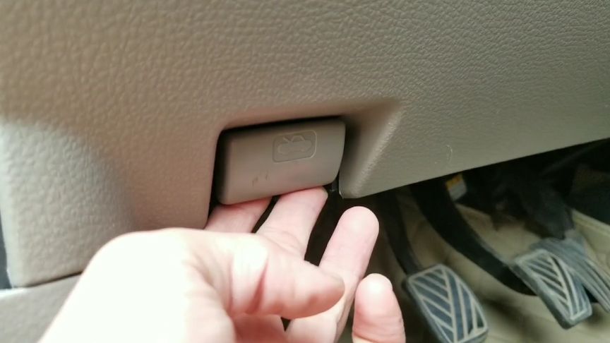 汽车长期不开 应该这样拆掉电瓶线 避免下次开车无法启动