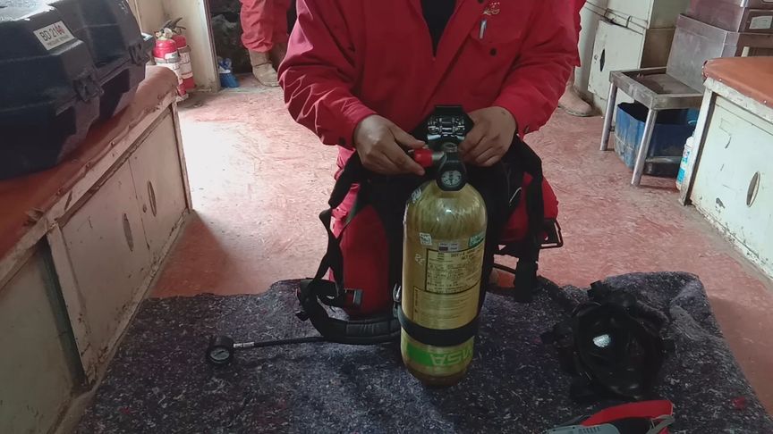 正压式空气呼吸器的检查与佩戴