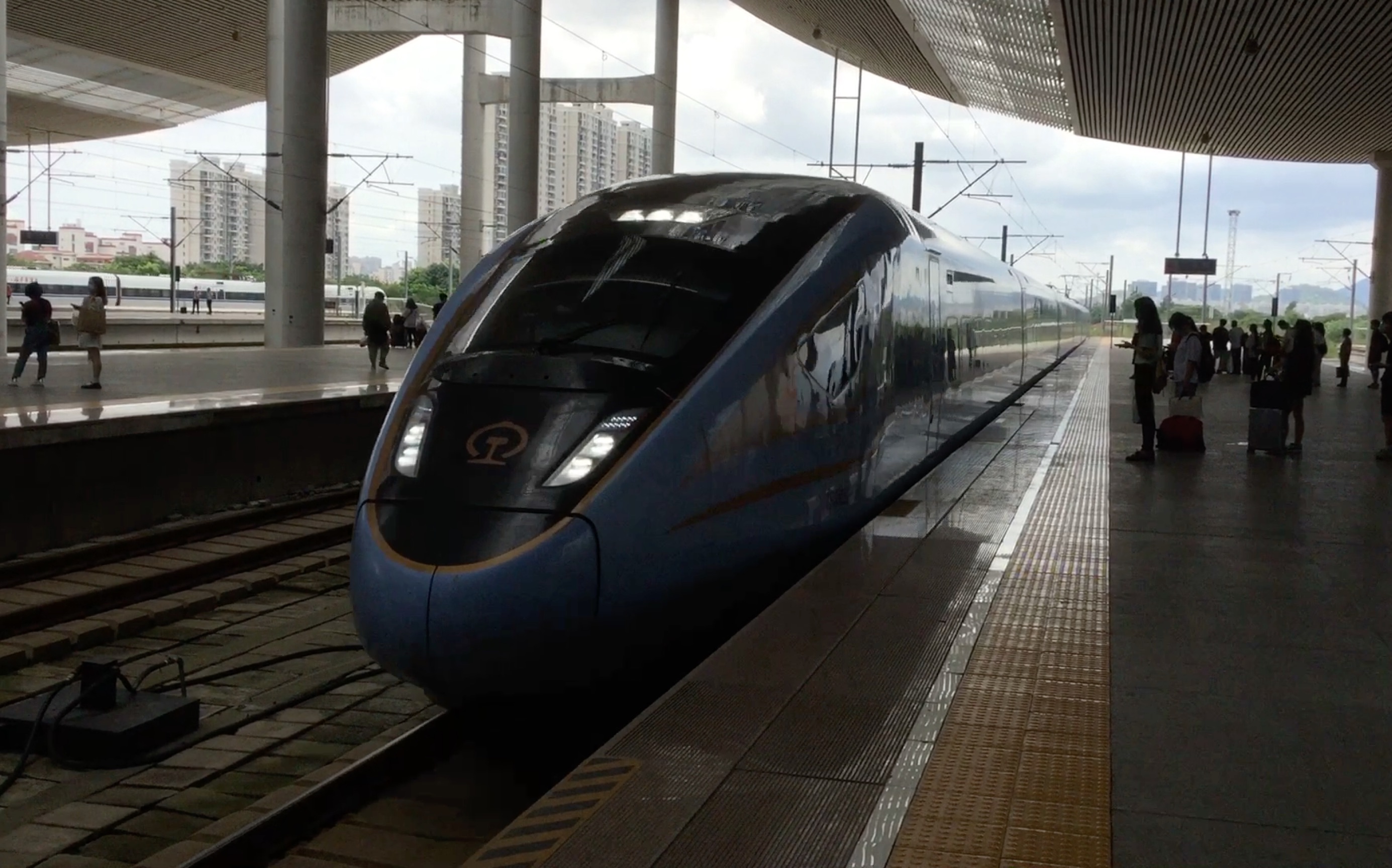【CR300BF初体验】重联CR300BF担当D2282次列车停靠厦门北站8...