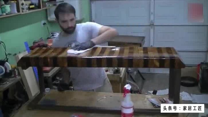 实木家具刷完清漆漂亮很多,家具油漆是什么木工还是油漆工做!