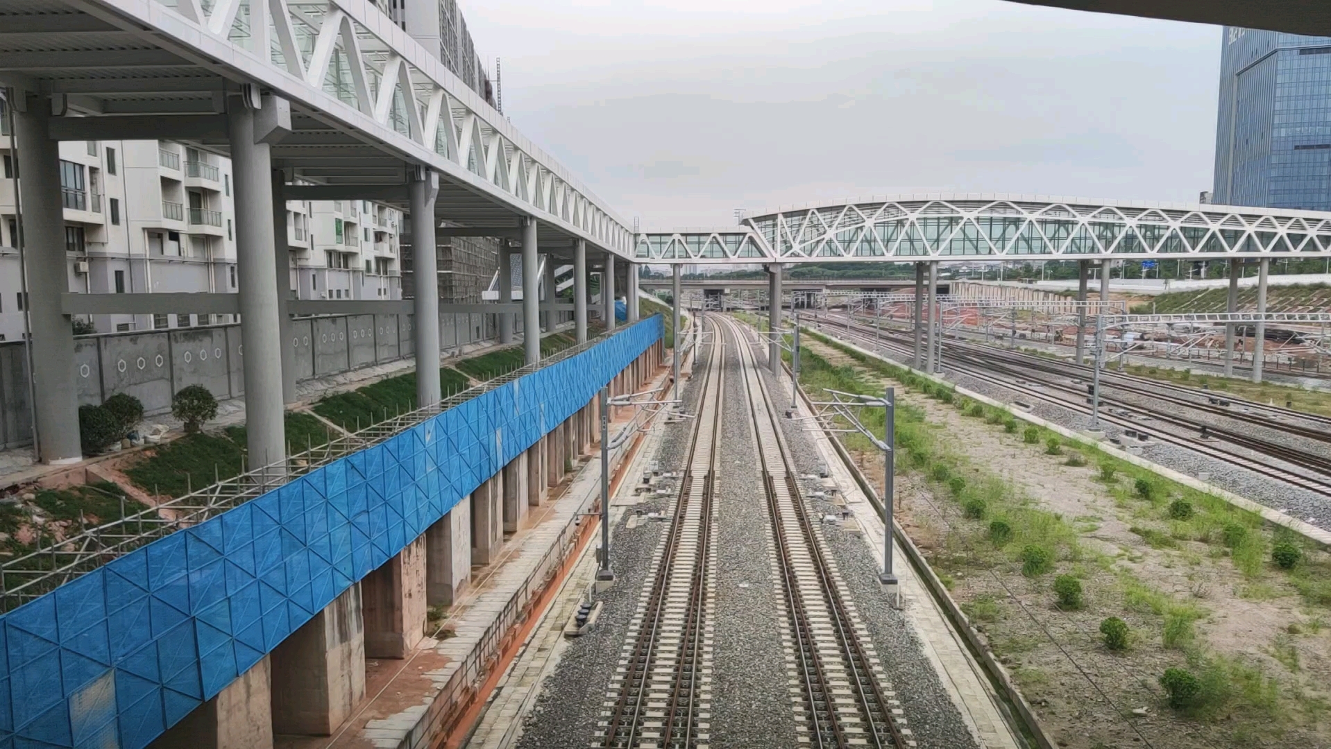 ...“萌地铁”CRH1A-A重联与SS9牵引25Z客车共同跨越广汕高铁新塘站
