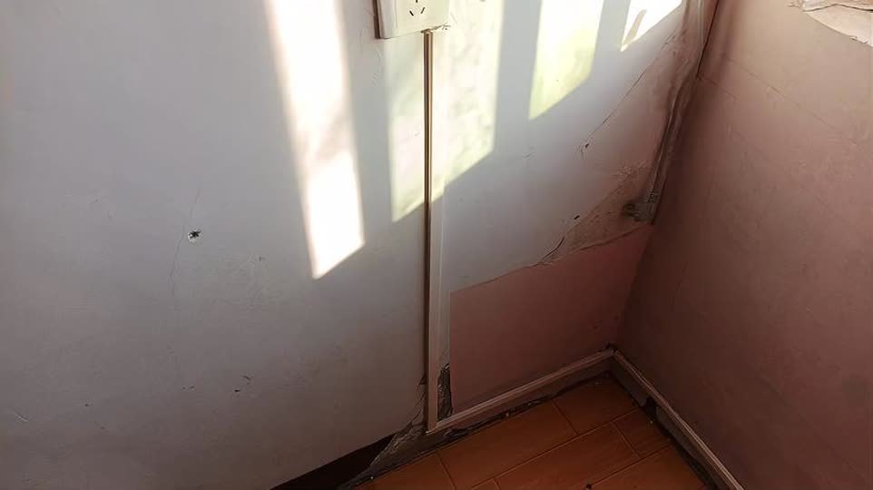 暗线墙壁开关,内线损坏,只有改装成明线