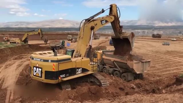 大型挖掘机挖土装车,挖掘机挖土工作表演视频