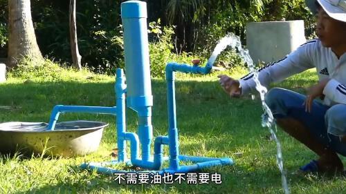 几根废旧水管做抽水装置,不要油也不要电,您知道是什么原理吗?