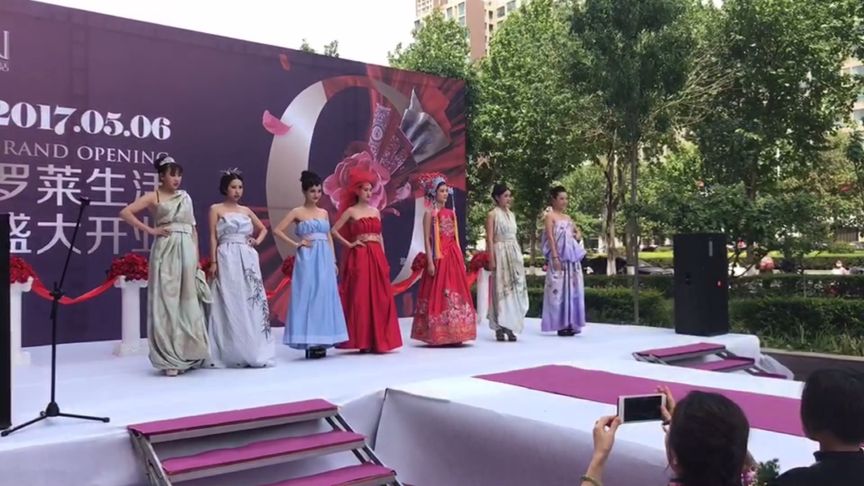 用床单四件套裹的衣服走秀,今天看见了两年前自己做的,