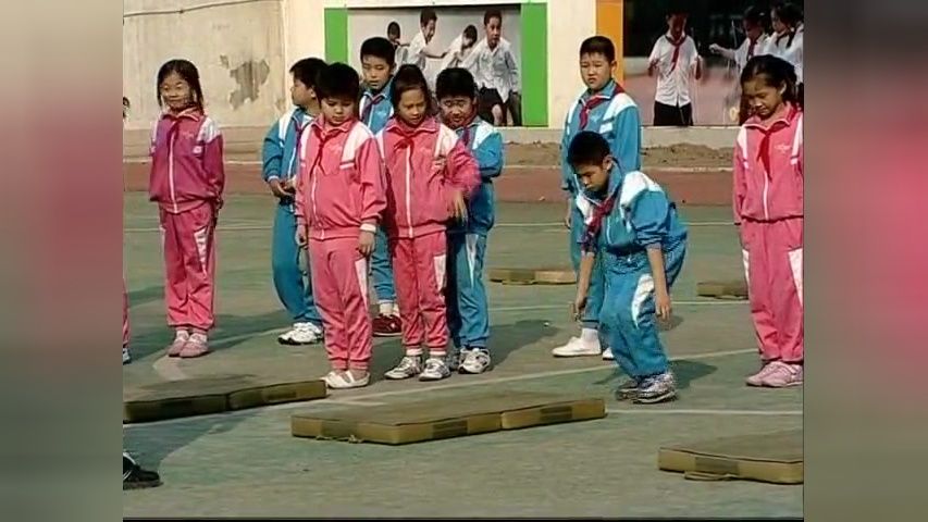 示范课集:小学体育试讲视频(高级教师示范课)-课题名称《技巧:后滚翻》