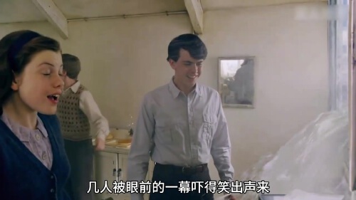 女孩惊奇的发现,油画里的船只和大海突然动了起来