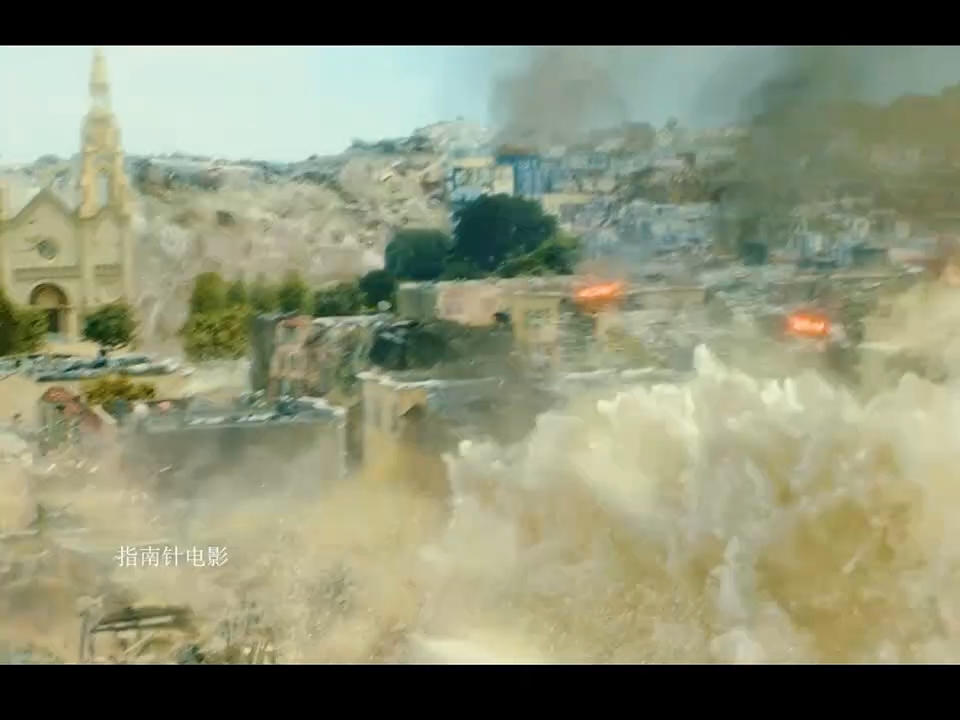 海上突然遇到百米海啸,人们却都开船朝着海啸撞去,最后相安无事